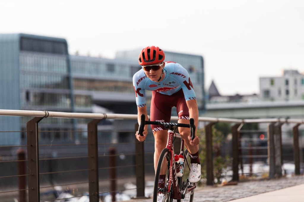 Movistar Team recluta más savia nueva internacional - Zikloland