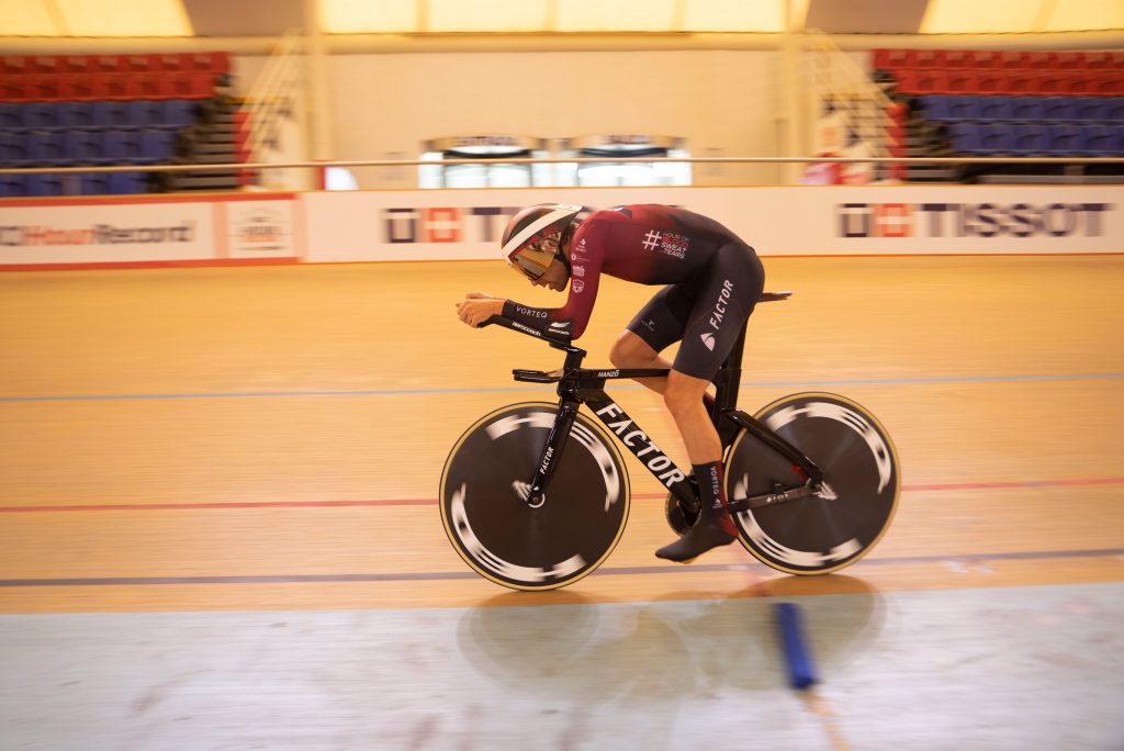 Alex Dowsett tropieza en el asalto al récord de la hora - Zikloland