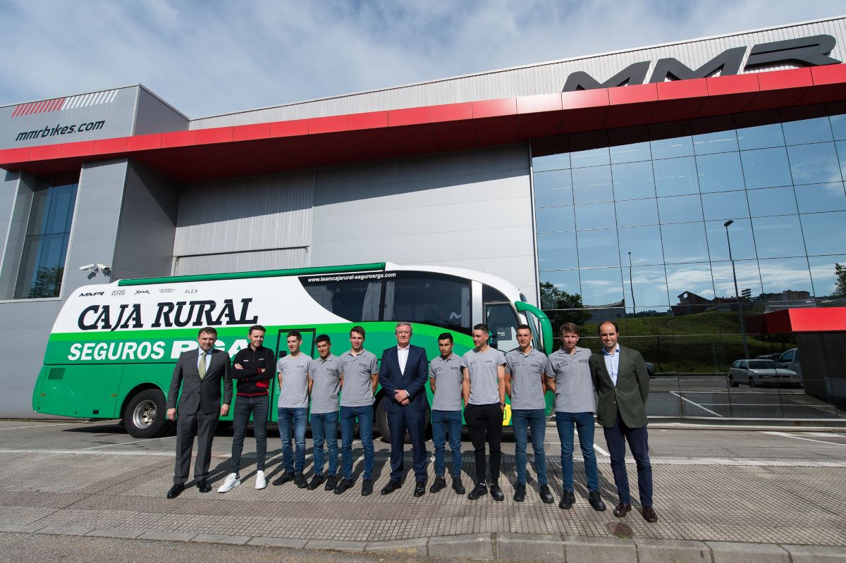 Caja Rural-Seguros RGA visita la sede de MMR Bikes - Zikloland